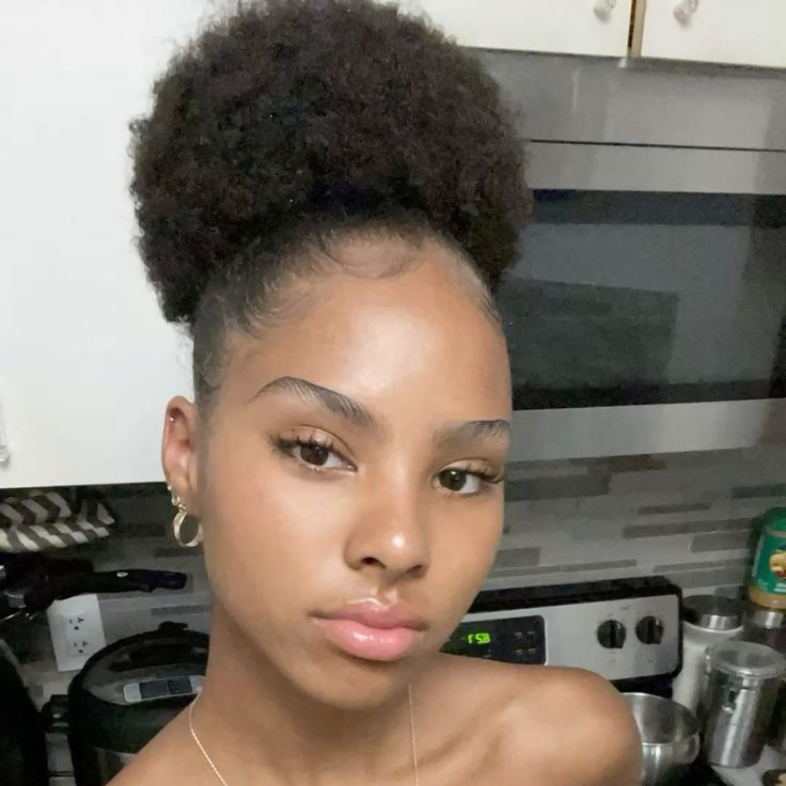 Cheveux crépus : coiffures protectrices afro pour en prendre soin